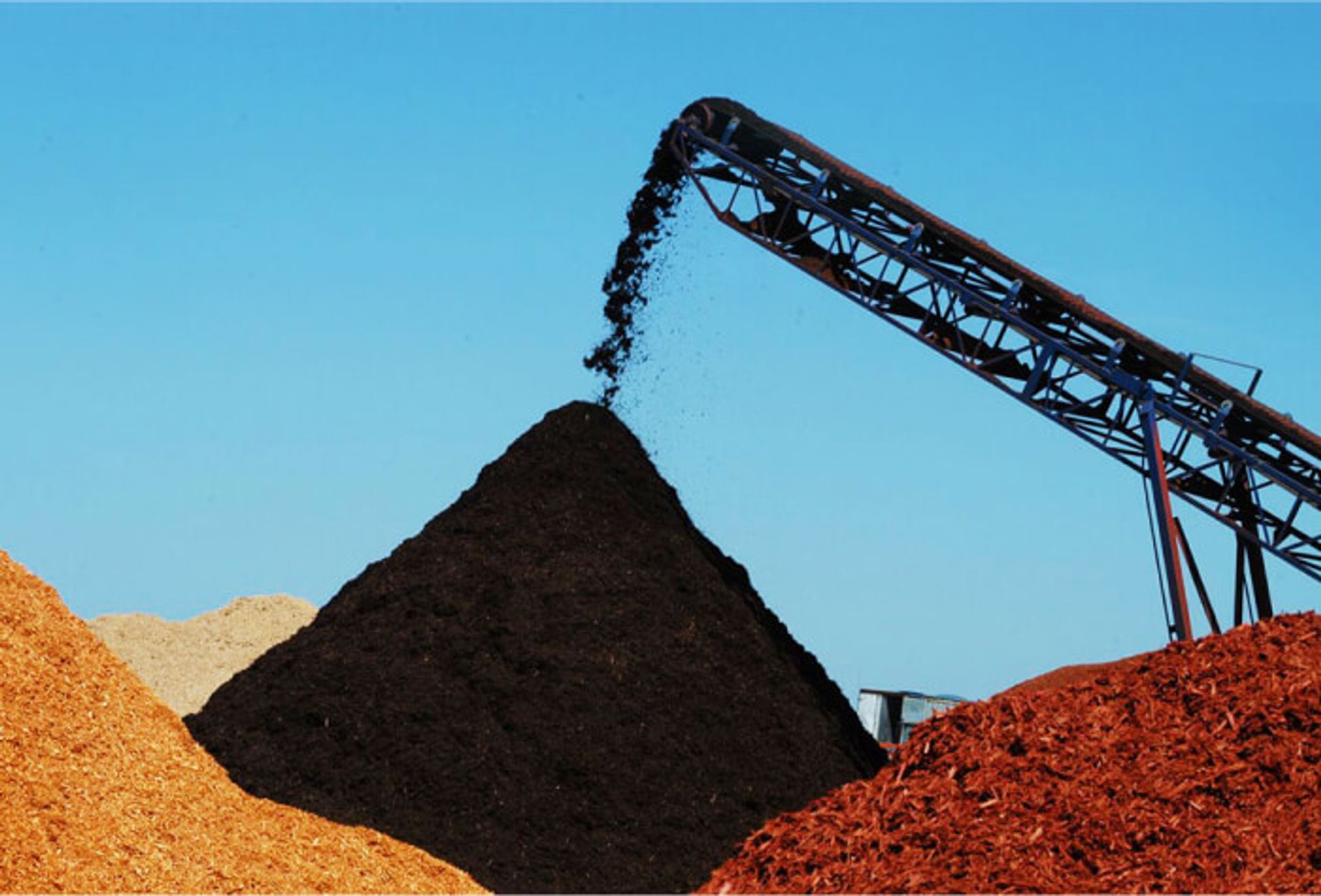 Bulk Mulch Delivery - Hawkes Landscaping